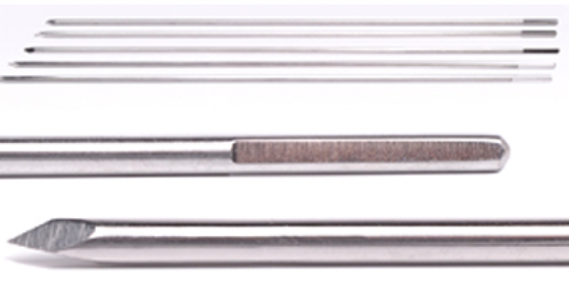Flat, triangular tip, steel STEINMANN pin. 3.5 mm diameter